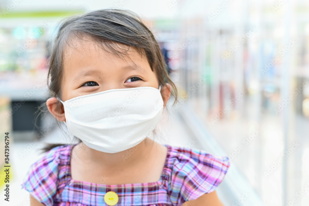 Little girl has fabric mask protect herself from Coronavirus when child ...