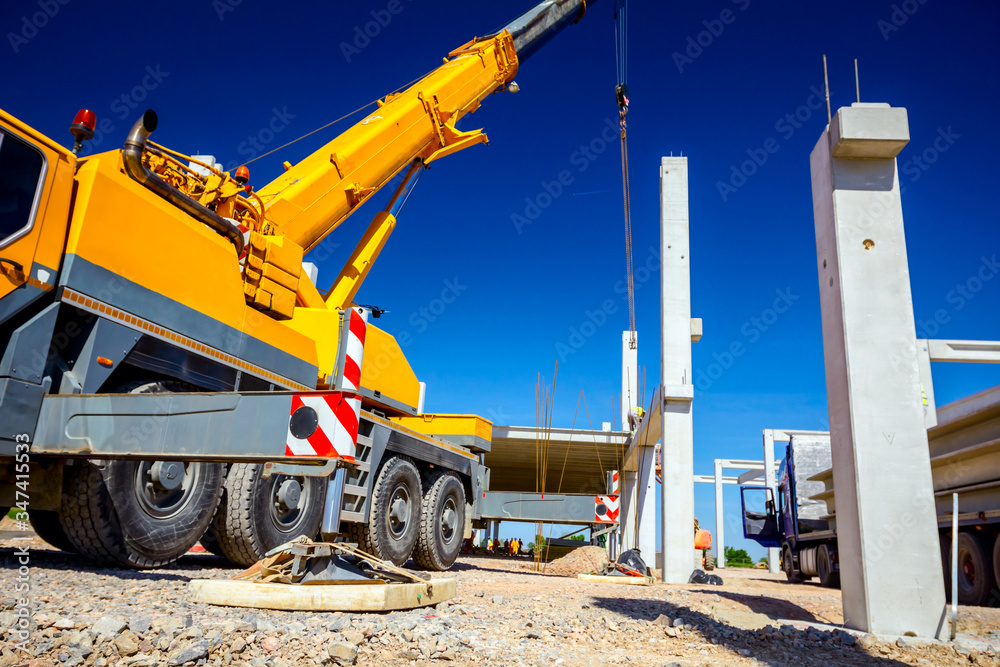 Hydraulic crane foot is supported by for safety, Lateral stabilizer ...