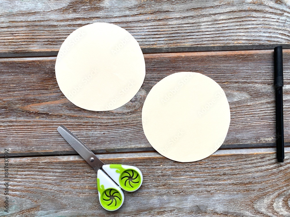 Cut circles out of paper, craft a paper donut, a lesson for a child how ...