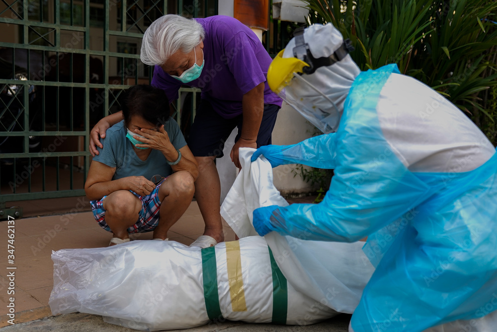 COVID-19 DEAD: Death increases every day. Staff wrapped up the dead ...