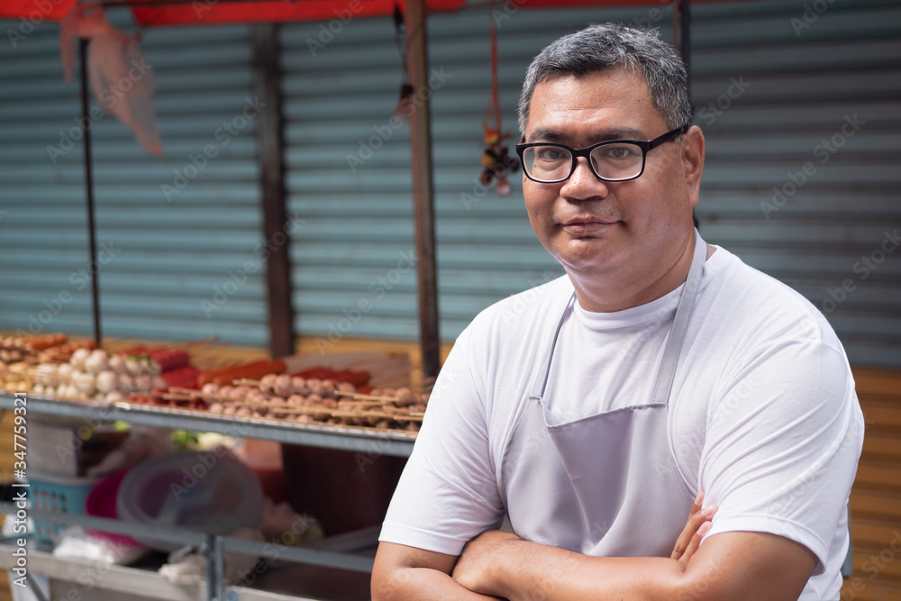 Foto de sad, unhappy street hawker man working with his delicious ...