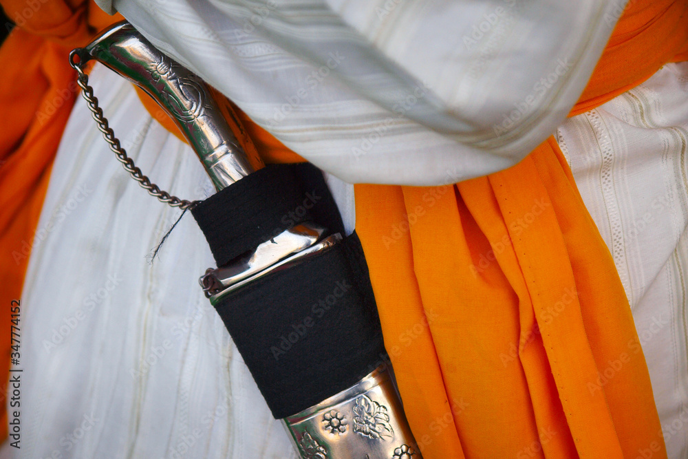 Fotka „kirpan,sword of sikh people in traditional costume in the golden ...