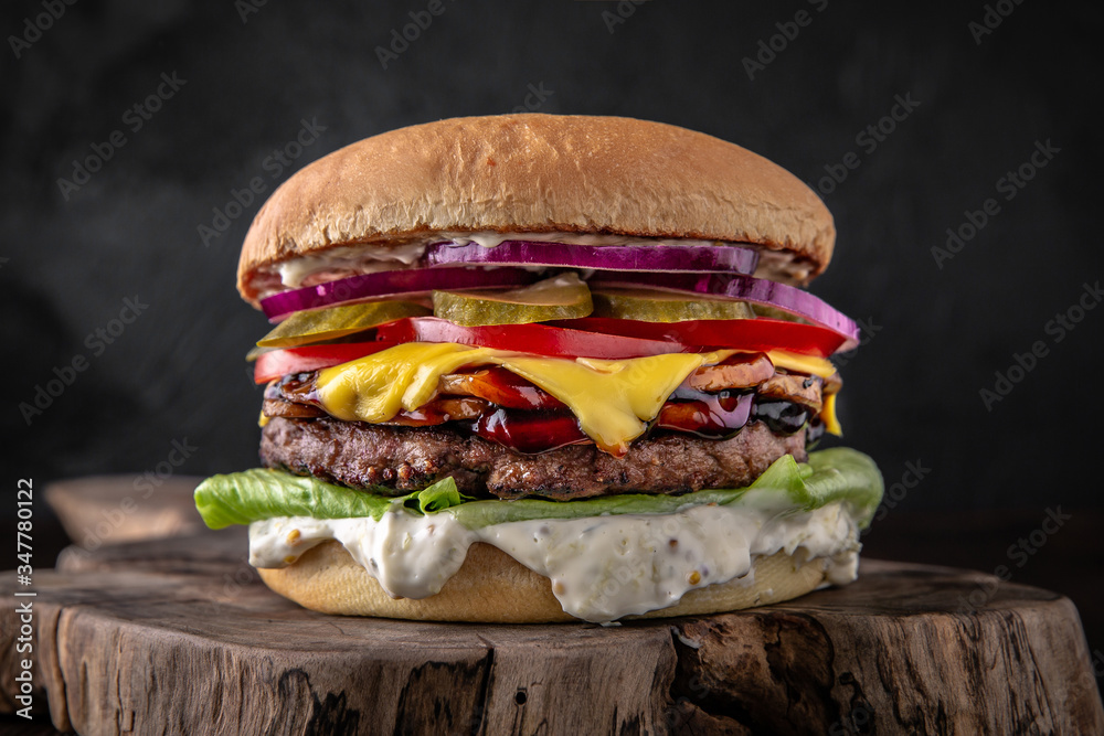 Foto de Delicious juicy mashrum burger from Brioche Bun, Aged beef ...