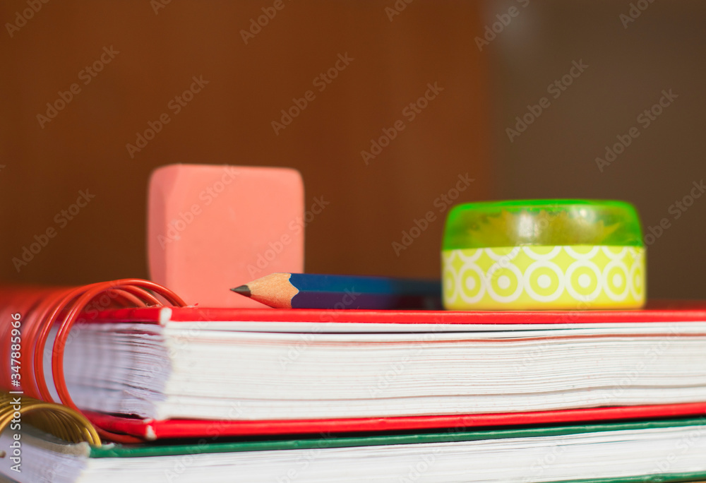 Elementos de estudio/despacho de colores. Stock Photo | Adobe Stock