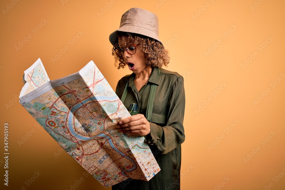 Foto de African american tourist woman wearing explorer hat and water ...