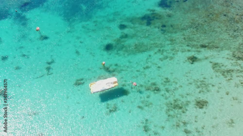 Vidéo Stock Overflight small boat with shadow projected on transparent ...