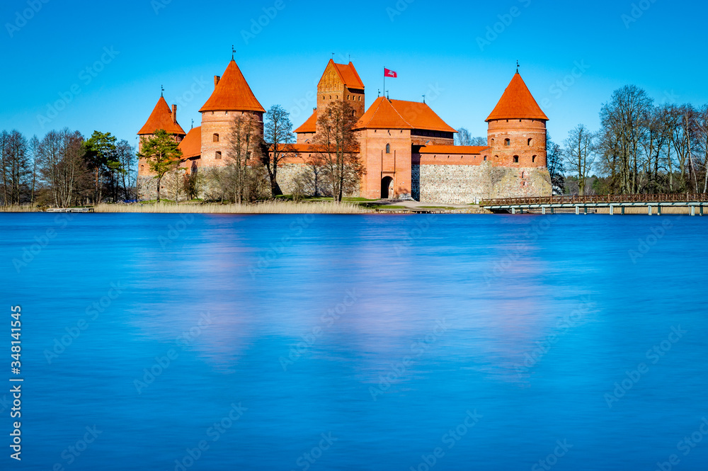 Foto de Trakai castle: medieval gothic Island castle, located in Galve ...