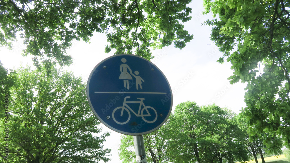 schild verkerhszeichen radweg fußweg Stock Photo | Adobe Stock