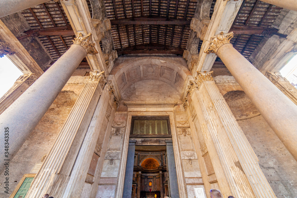 L'ingresso del famoso e antico Pantheon a Roma, Italia Stock Photo ...