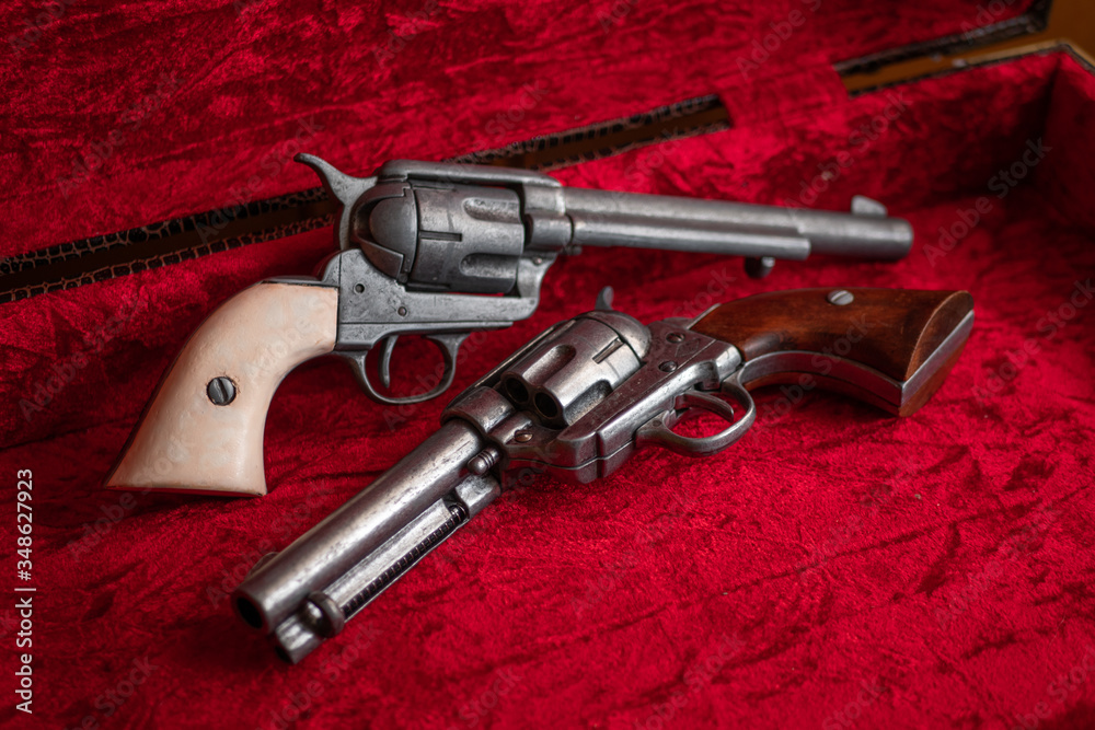 Antiguos revólveres el viejo oeste sobre terciopelo rojo Stock Photo ...