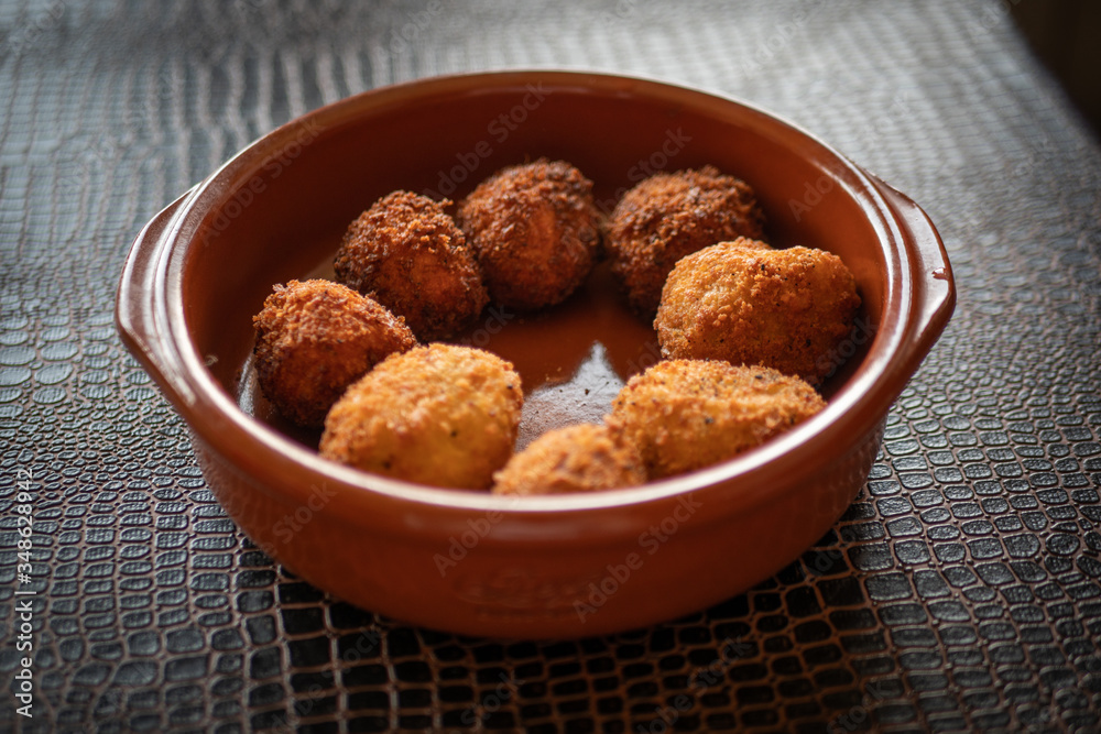 Foto de Ración de croquetas caseras en cazuela de barro. do Stock ...