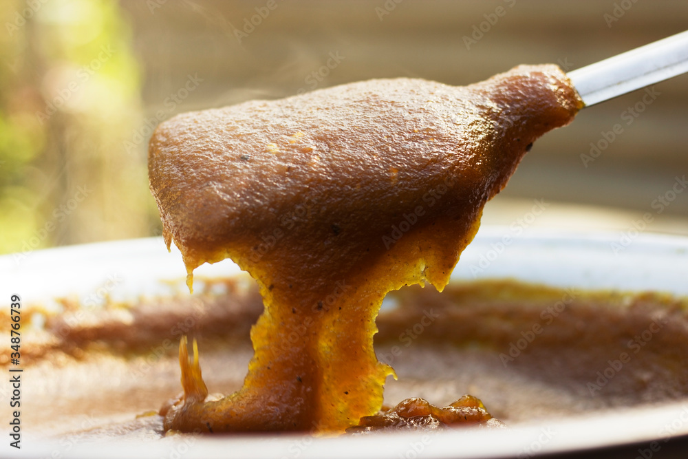 Foto de Mango paste for mango sheet snack cooking. Healthy homemade ...