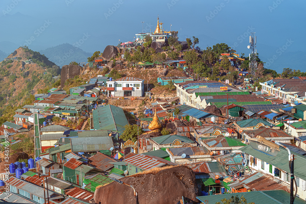 Foto de 29/02/2020 Kyaiktiyo, Myanmar (Burma) is a well-known Buddhist ...