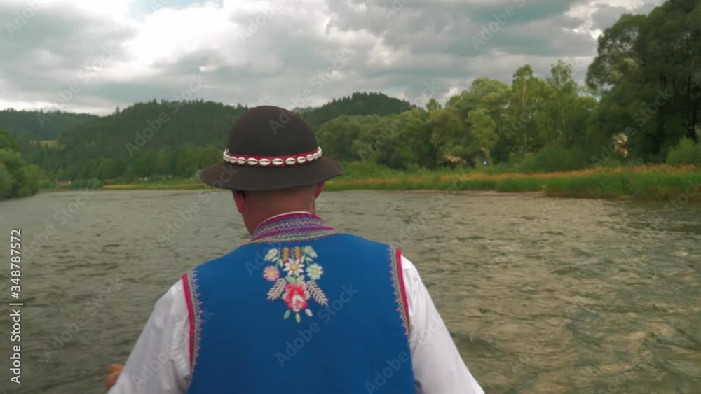 Vidéo Stock Clothed in folk costume mountain raftsman steering the raft ...