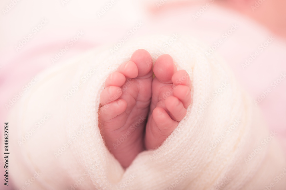 Tiny foot of newborn baby. Soft newborn baby feet against a pink ...