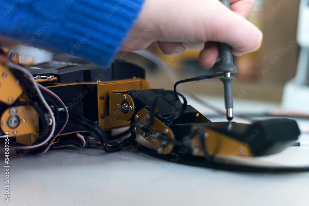 Stockfoto Scientists engineers designing small human robot, setting ...