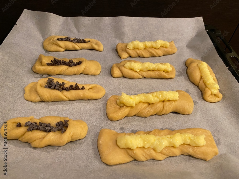 Trecce brioches cotte in casa con crema e cioccolato Stock Photo ...