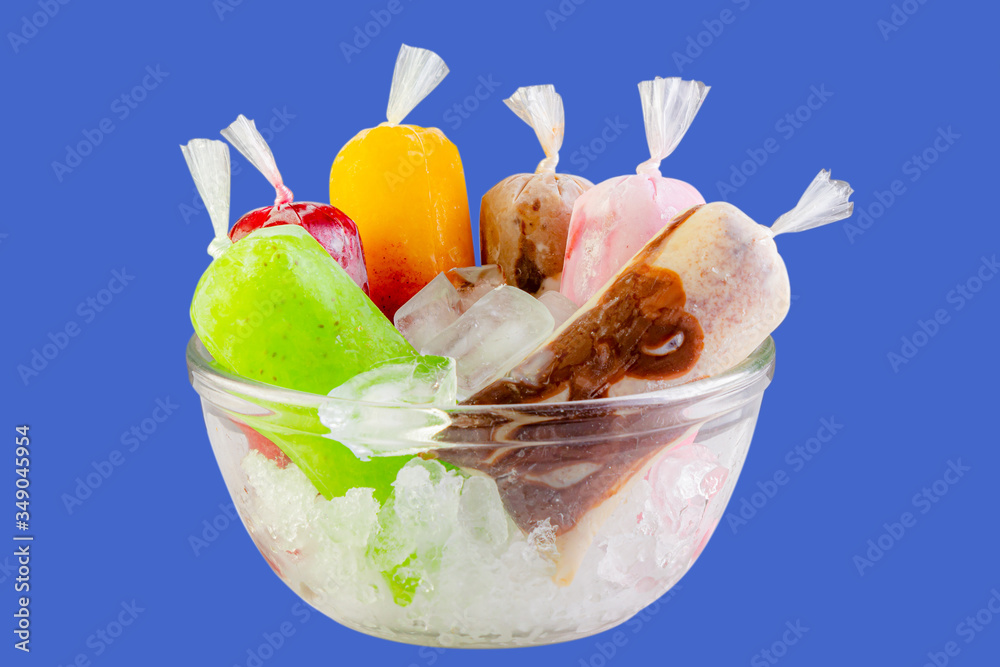 Bolis de diferentes sabores aislada Bolis, hielito,naranjú, congelada ...