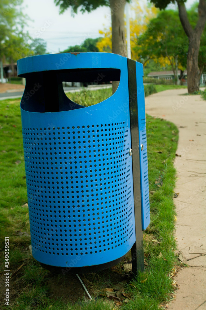 Basurero en el sendero del parque Stock Photo | Adobe Stock