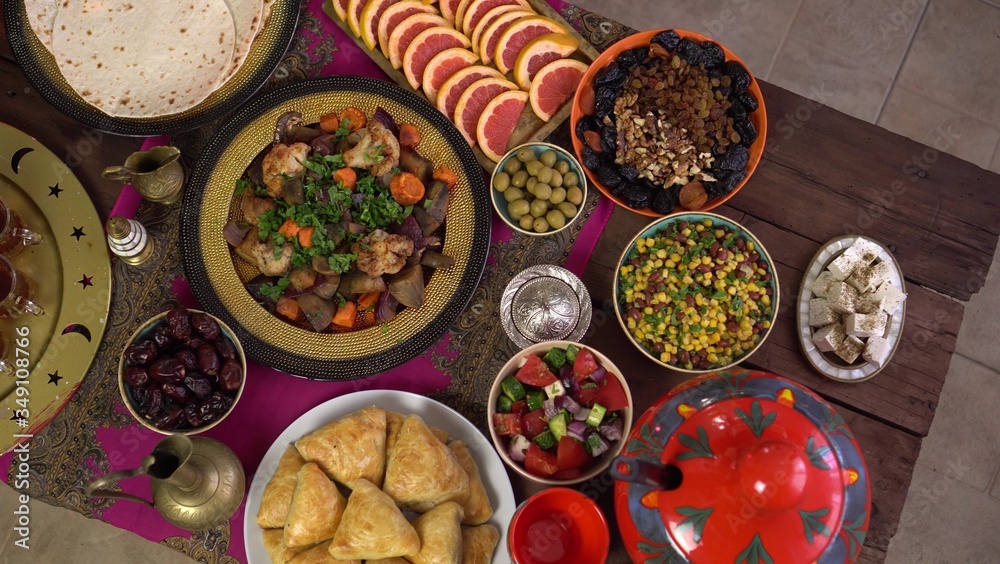 Foto de Eid al-Fitr. Ramadan food on the table. The fast is broken with ...