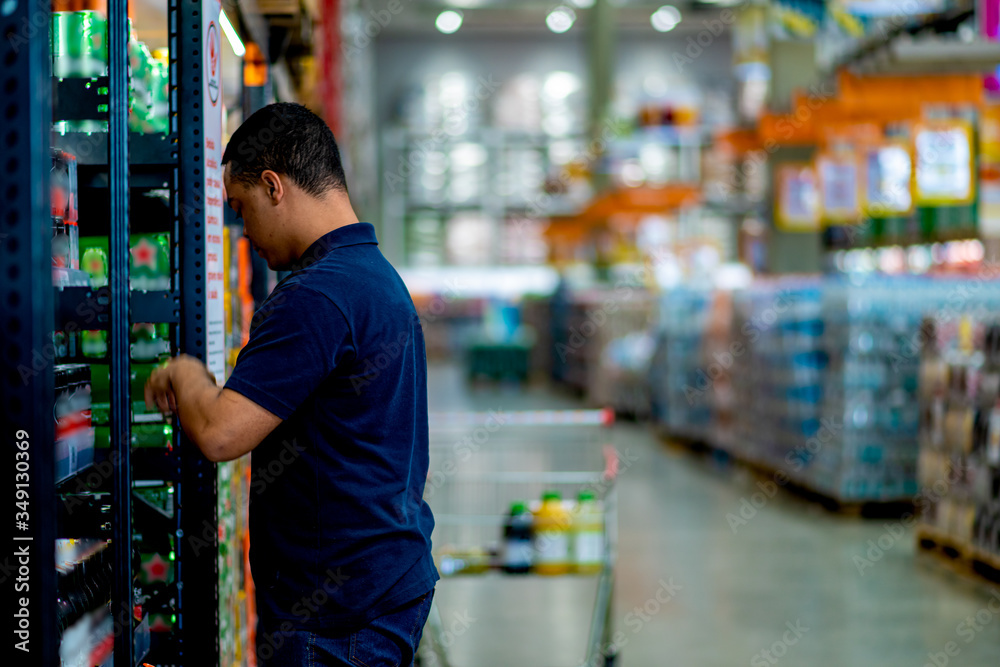 Repondo mercadorias no supermercado Stock Photo | Adobe Stock