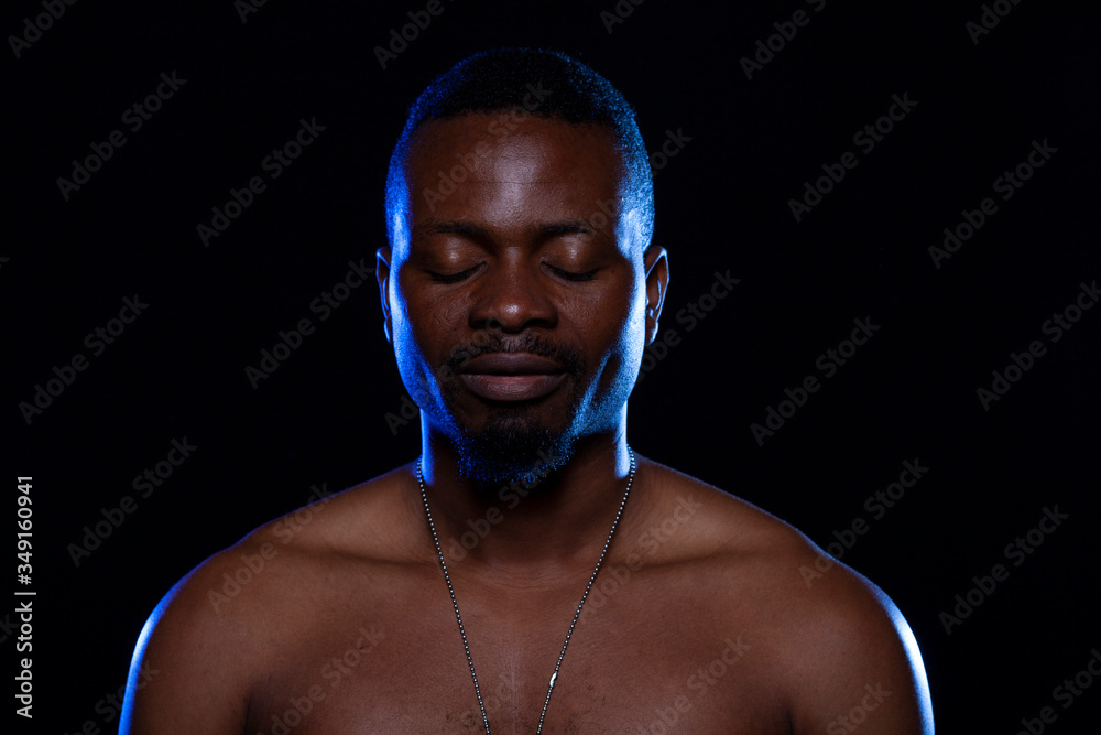 Hombre de raza negra sobre fondo negro. Espiritualidad. Stock Photo ...
