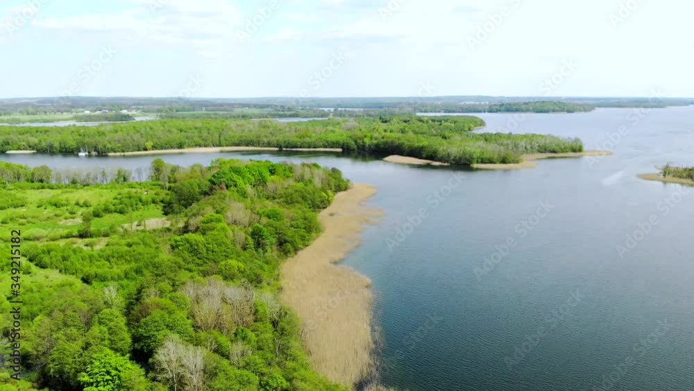 Jezioro wiosna weekend las drzewa 4k Stock ビデオ | Adobe Stock