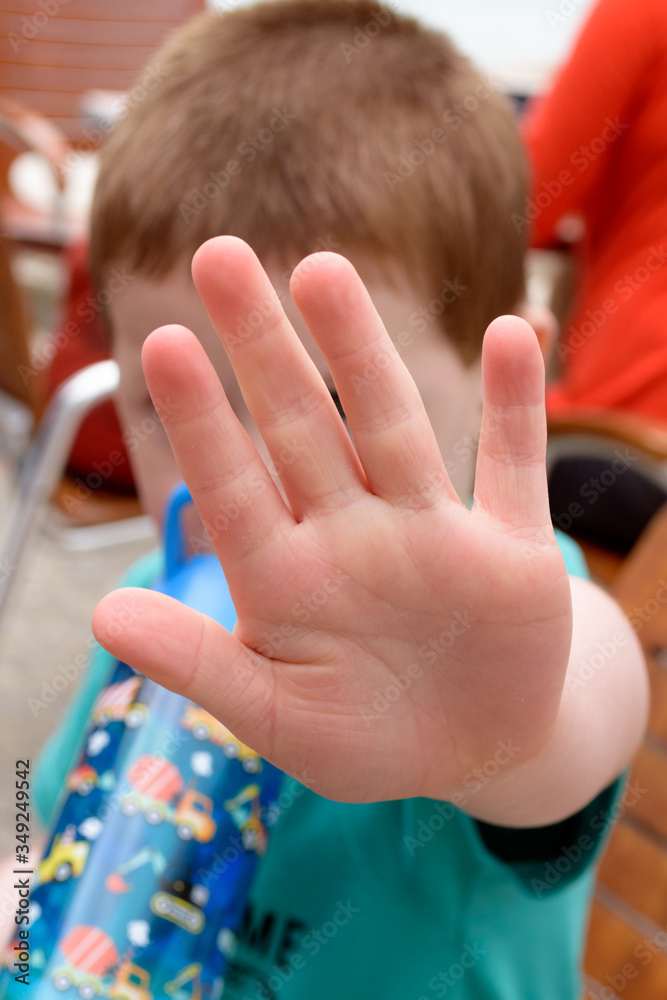 Foto de Concept of saying stop or no: small child holding up the palm ...