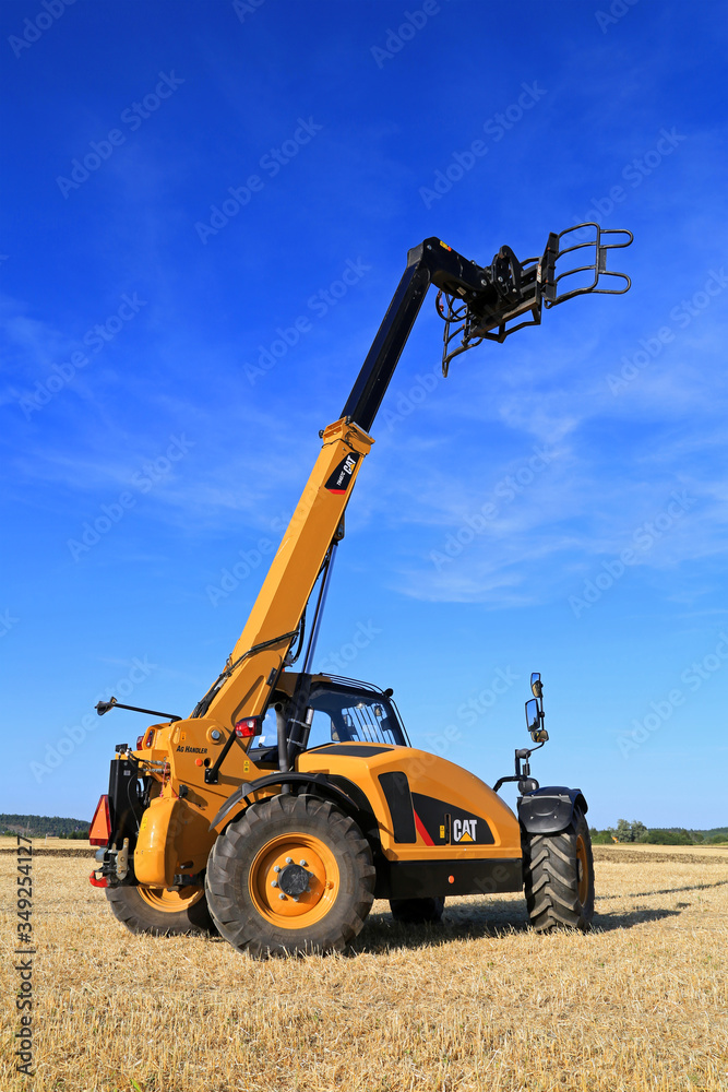 Cat TH407C Telescopic Handler on Stubble Field. Illustrative Editorial ...