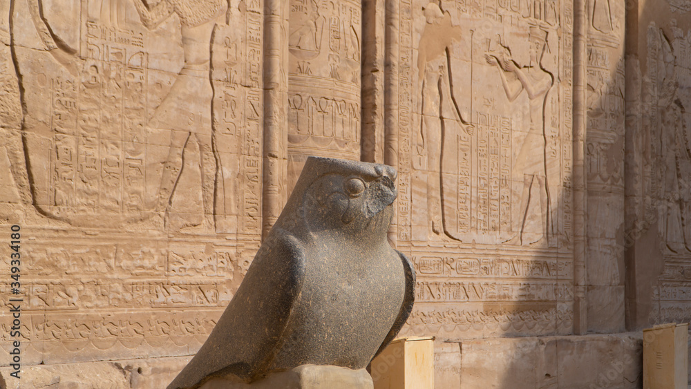 Foto de Edfu is the site of the Ptolemaic Temple of Horus and an ...