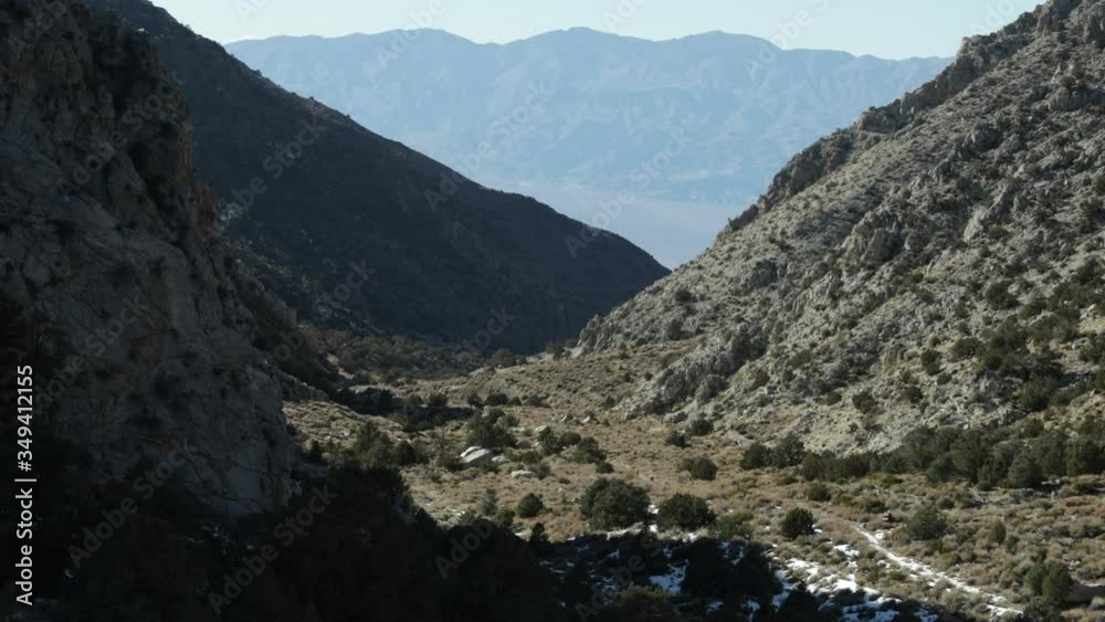 Vidéo Stock Two hikers descend the trail through Surprise Canyon near ...