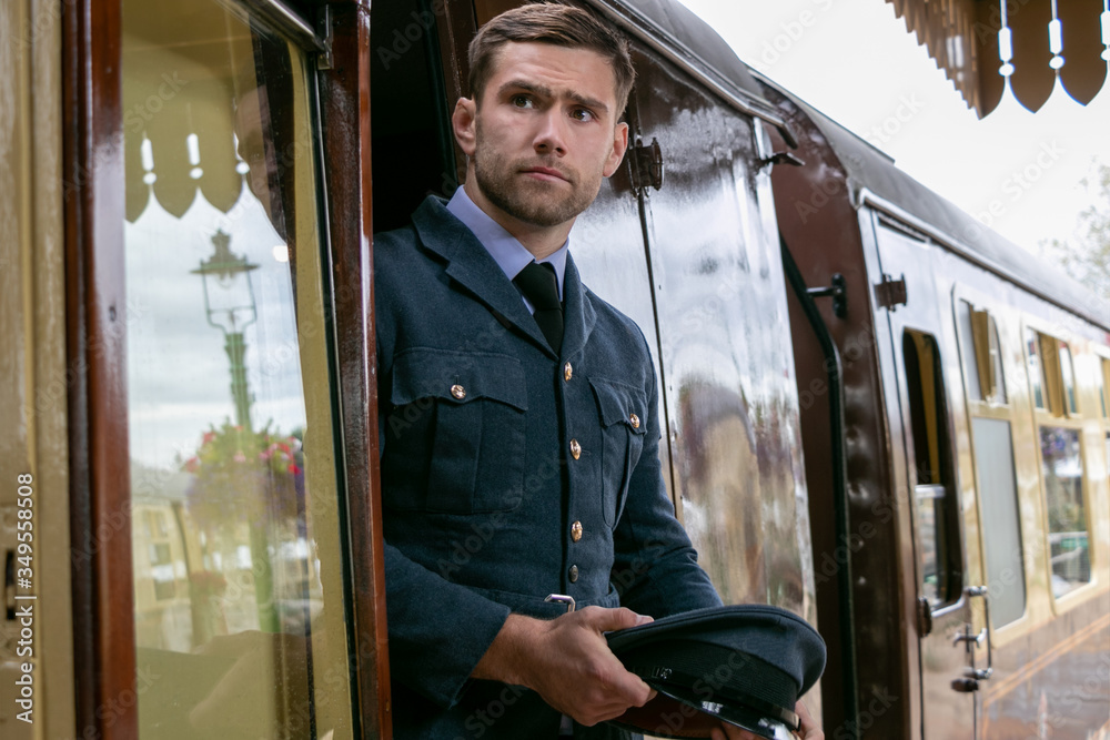 Foto de Handsome male British officer in vintage uniform at train ...