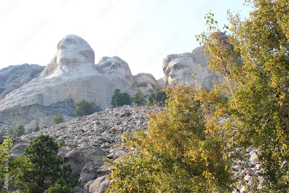 Mount rushmore national memorial with sculptures of US presidents ...