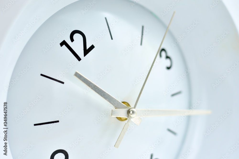 Reloj de pared redondo clásico simple en blanco, marcando horas ...