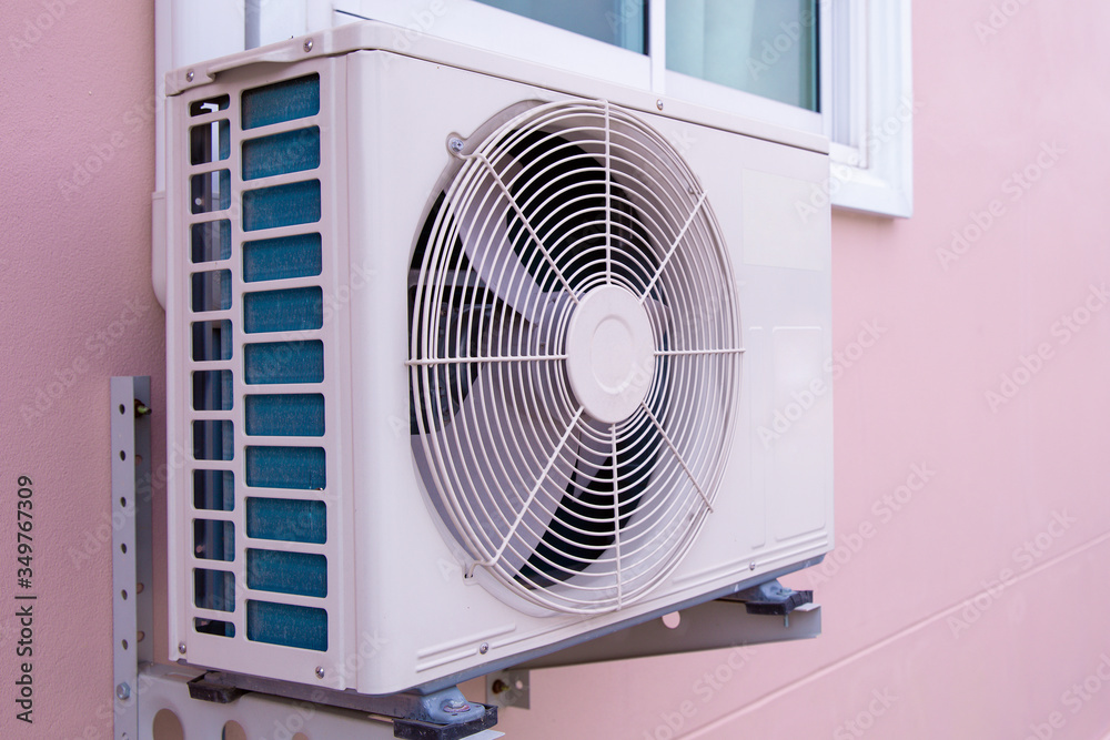 Compressor unit for wall type air conditioner installed on the outside ...