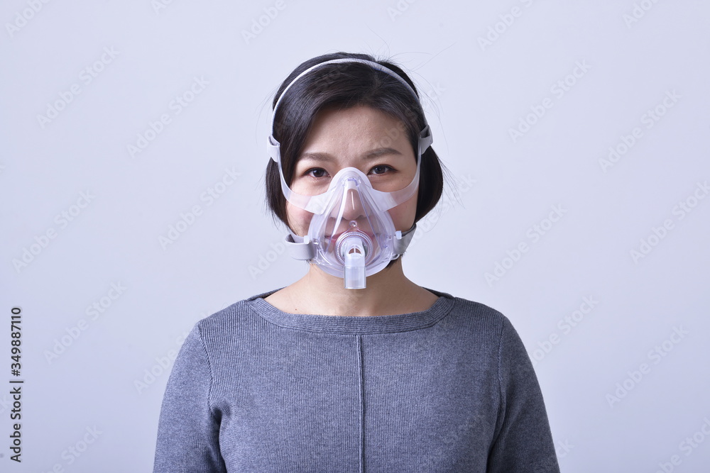 Young woman wears ventilator mask on her face during new crown ...