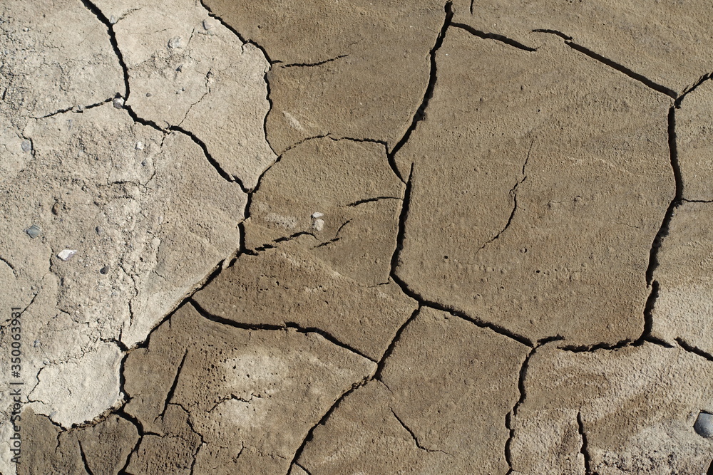 Cracked earth soil ground texture background. Mosaic pattern of wet mud ...