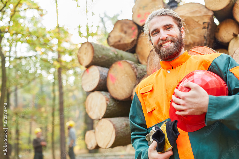 Junger lächelnder Waldarbeiter in Schutzkleidung Stock Photo | Adobe Stock