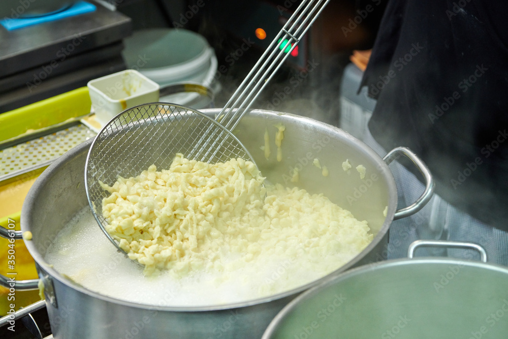 Spätzle Knöpfle Käsespätzle selber machen Teig durch Sieb Pressen in ...