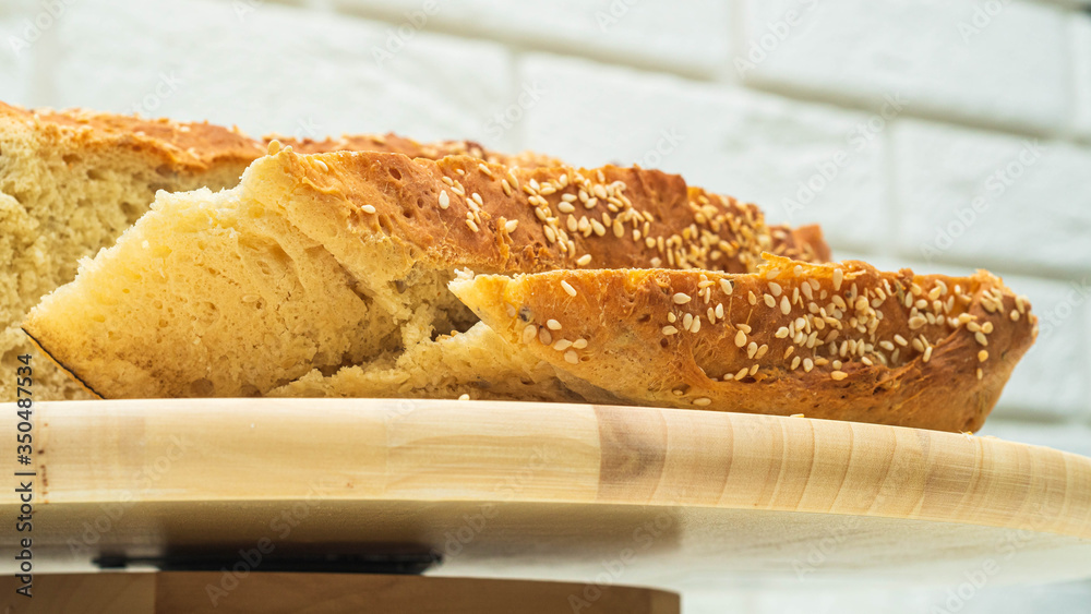 Foto de Bochenek chleba, dorodny, duży upieczony w domu. Chleb z ...