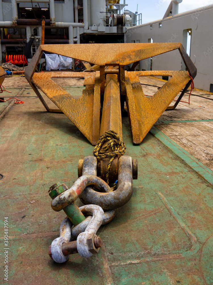 10 Ton Delta Flipper anchors on deck of Anchor Handler. foto de Stock ...