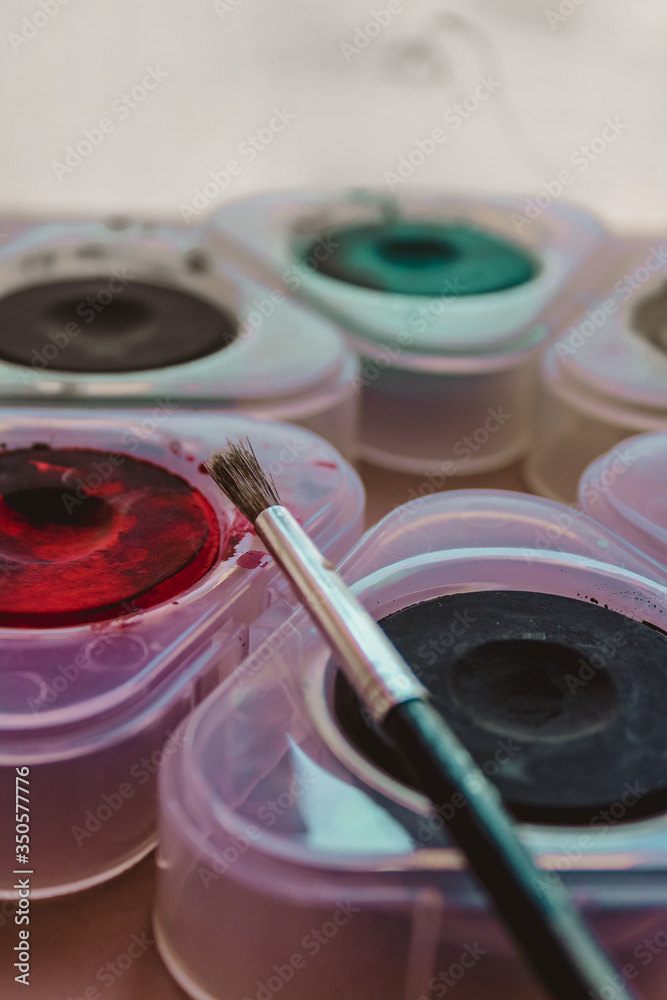 Temperas de colores para pintar y entretenerse en casa Stock Photo ...