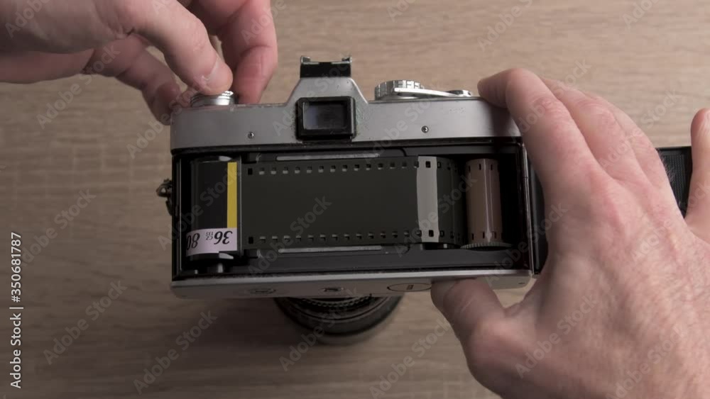 Educational video showing the internal functioning of the manual roll ...
