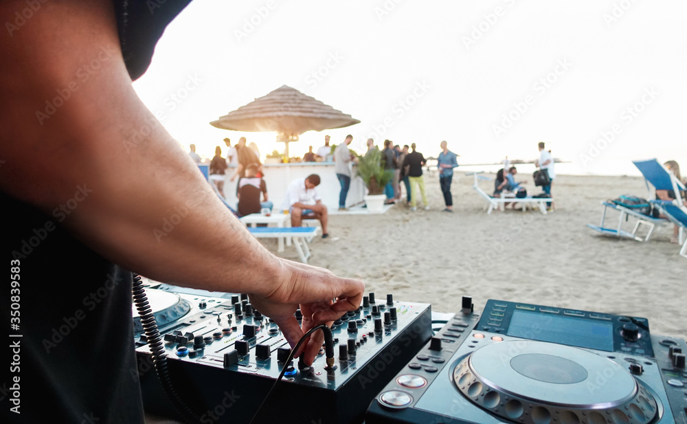 Foto de Dj mixing at sunset beach party in summer vacation outdoor ...
