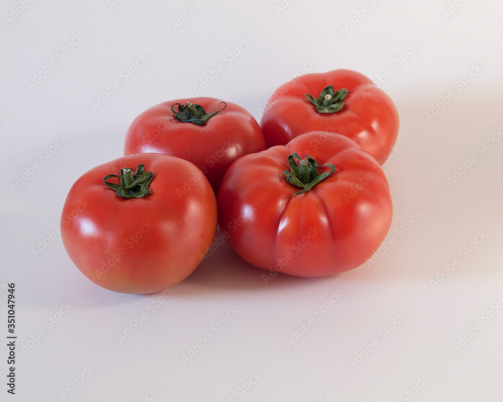 Cuatro tomates rojos maduros en un fondo blanco Stock Photo | Adobe Stock