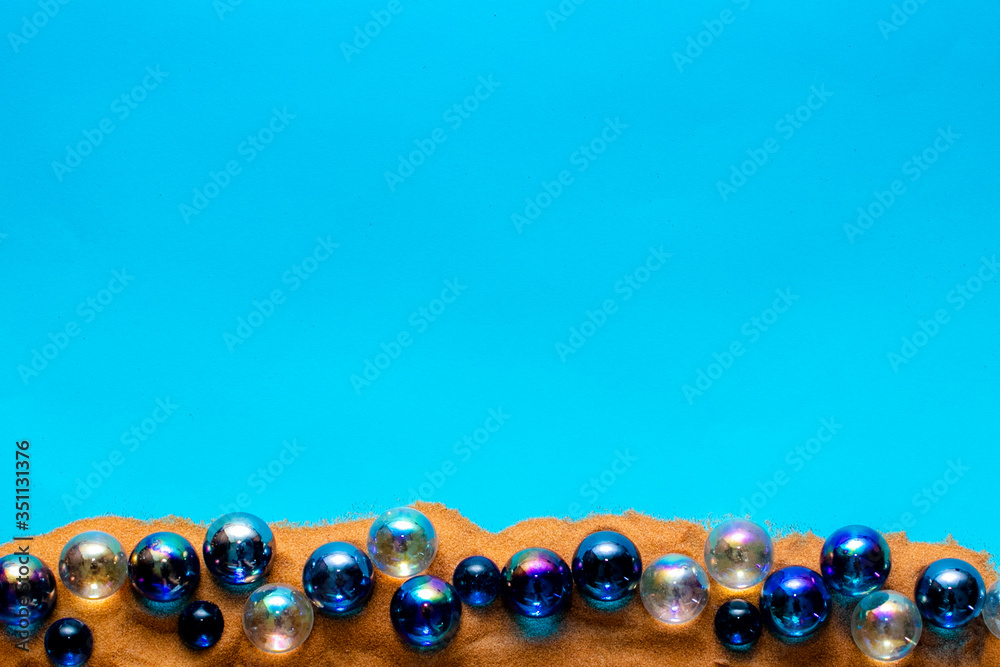 Fondo playero con arena, canicas y fondo azul Stock Photo | Adobe Stock