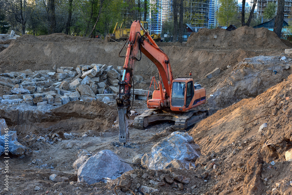 Crawler excavator with hydraulic breaker hammer for the destruction of ...