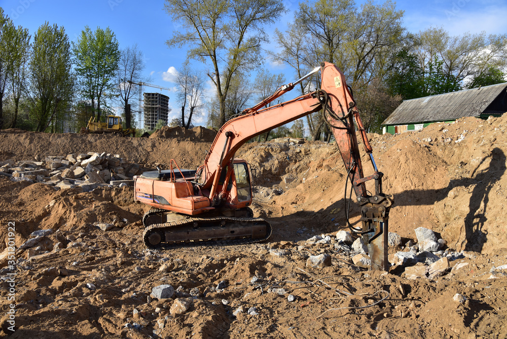 Crawler excavator with hydraulic breaker hammer for the destruction of ...