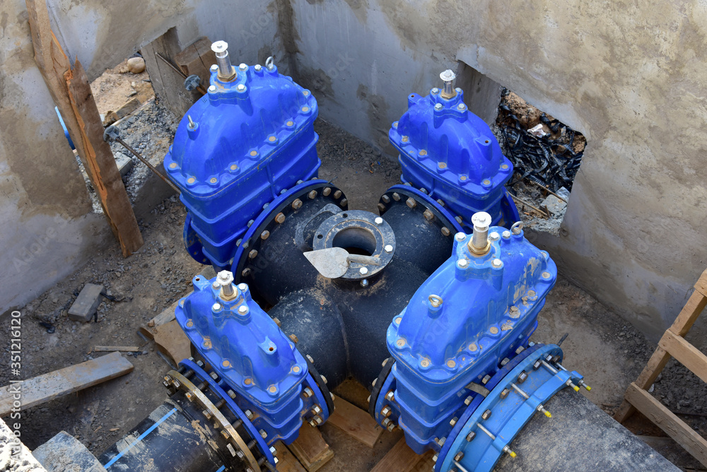 Foto de Resilient Seated Gate Valves connect pipeline of water supply ...
