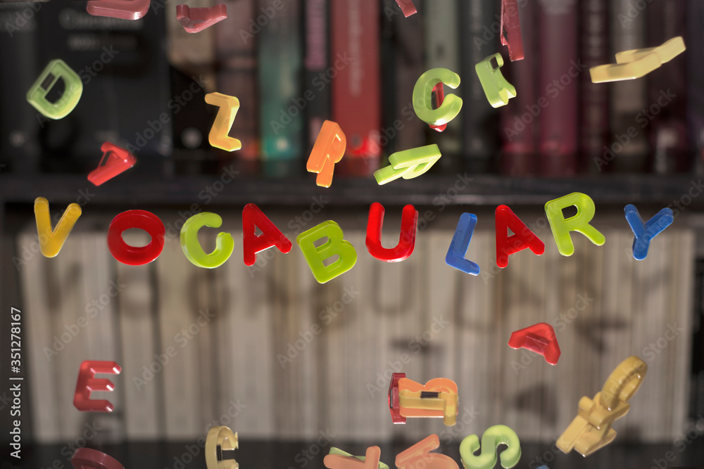 letras de plástico volando formando la palabra vocabulario Stock Photo ...